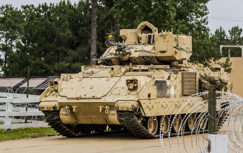 Bradley, M113, HMMWV, obuses autopropulsados, proyectiles para HIMARS ...