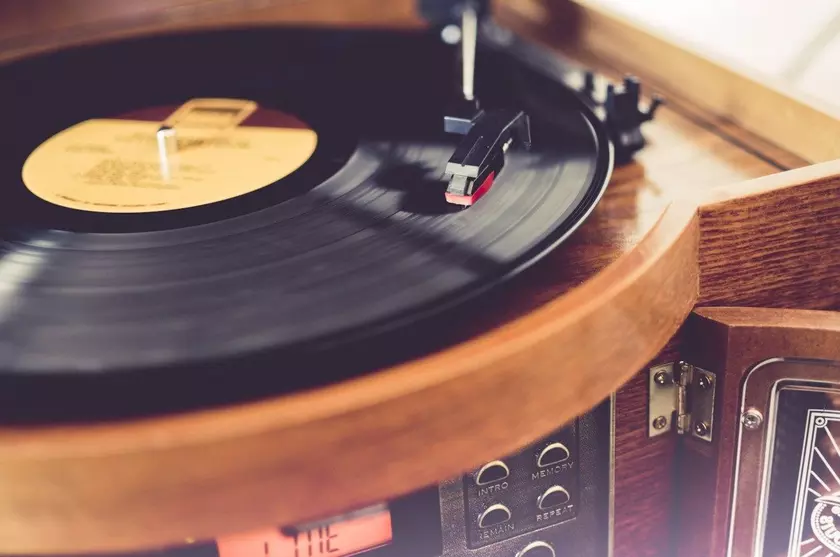 Los discos de vinilo superan en ventas a los CD por primera vez desde ...